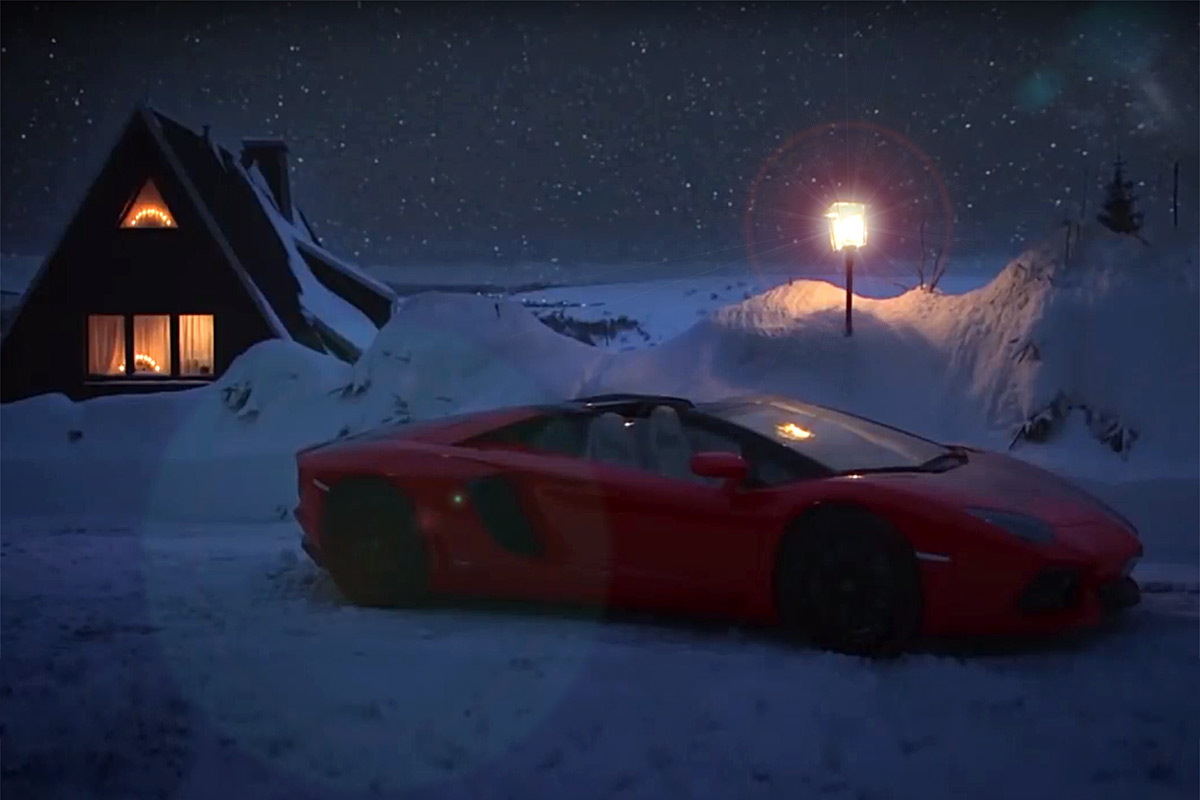 Santa Claus im Lamborghini Aventador wünscht mit uns frohe Weihnachten ...